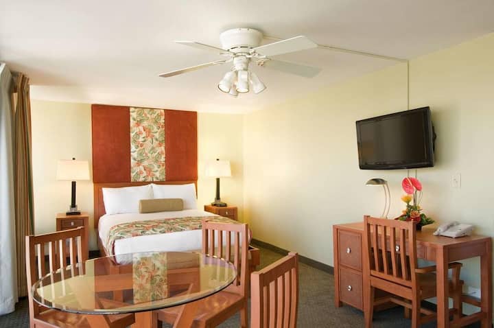 Walk To Waikiki! 3 Studio Suite, Pool - Honolulu, HI