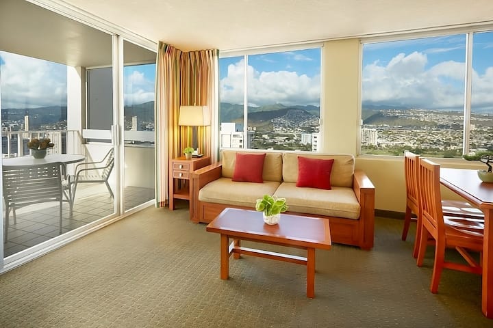 Charming Tropical Getaway! 2 Units W/ Balcony - Honolulu, HI
