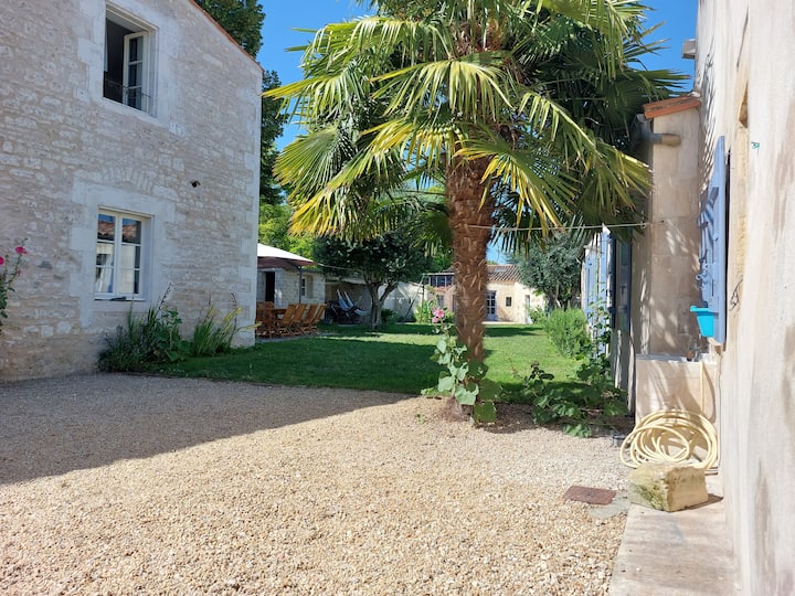 Une Belle Propriété, Très Calme, Un Grand Jardin - Aytré