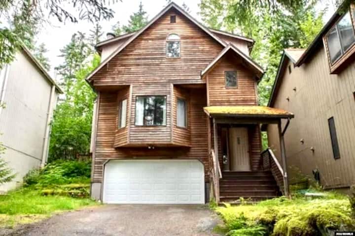 Glacier Treehouse - Juneau, AK