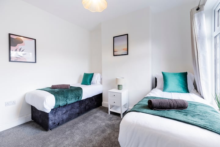 Entire Modern Home, Sleeps 7, Free Parking & Wifi - Stoke-on-Trent
