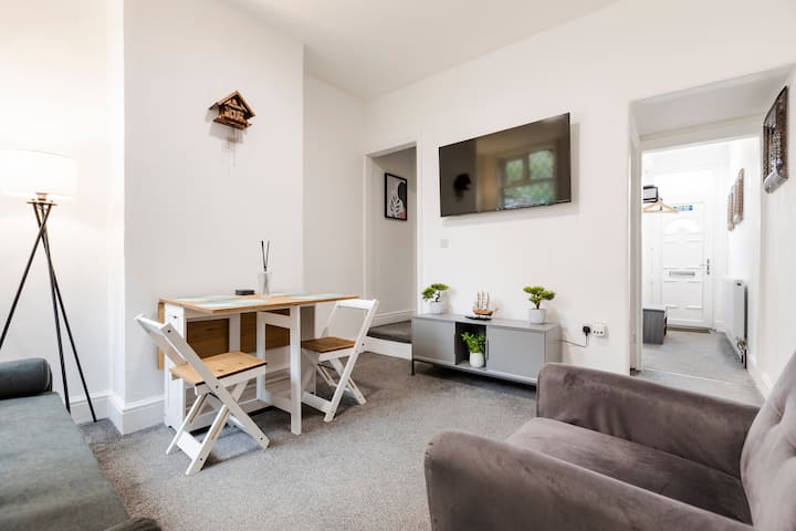 Modern Home | Sleeps 7 | Free Parking - Stoke-on-Trent