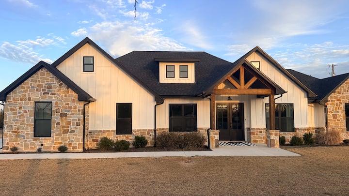 Luxe Retreat 4 Bdrm On Hubbard With Pool & Office - Cottonwood Lake, Alvord