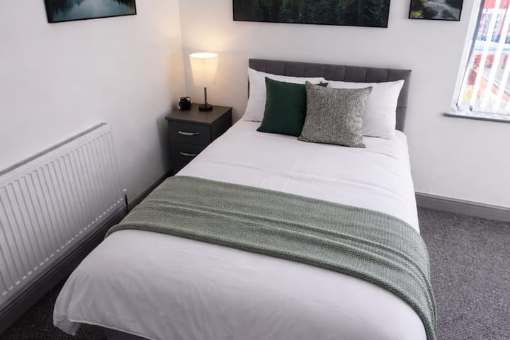 Spacious 3br Contractors And Working Professionals - Stoke-on-Trent