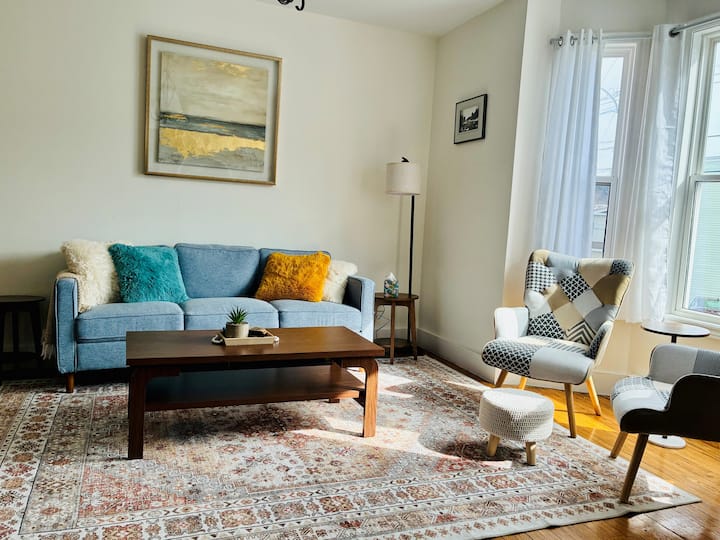 Bright Downtown Jellybean Home W/outdoor Tiki Bar - 聖約翰