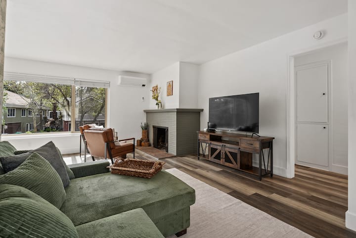 Newly Renovated Reno Oasis: Cozy Fireplace & 2br - Reno