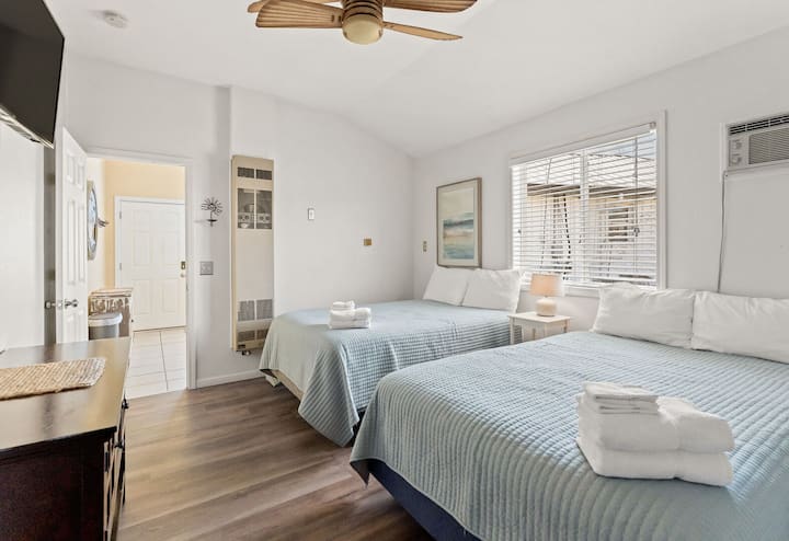 Snug Harbor Inn | The Beach Suite | Near Lake Mich - Muskegon State Park, North Muskegon