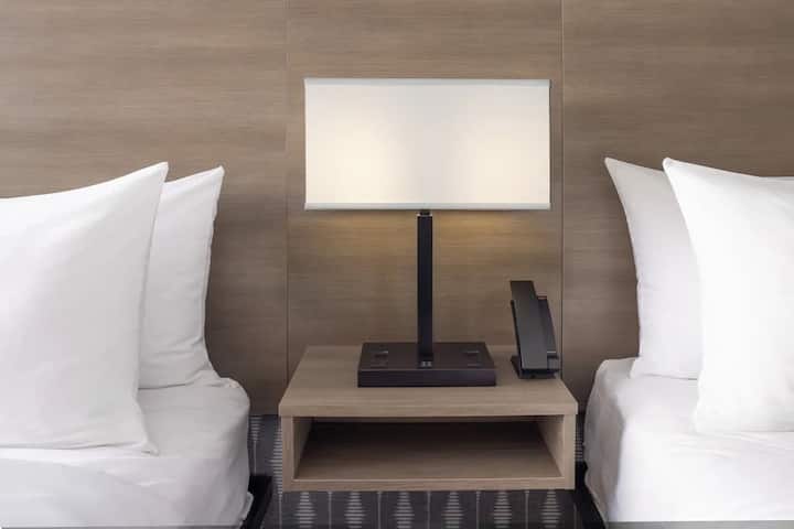 Family-friendly Stay | New England Aquarium-2.1 Mi - Boston, MA