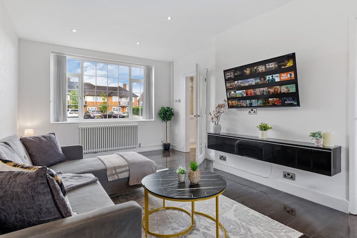 Contractor House | Parking | Near Trading Estate - Beaconsfield, UK