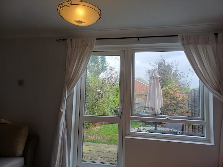 Basic Home In Goldsworth Park Woking (Lake Nearby) - Woking