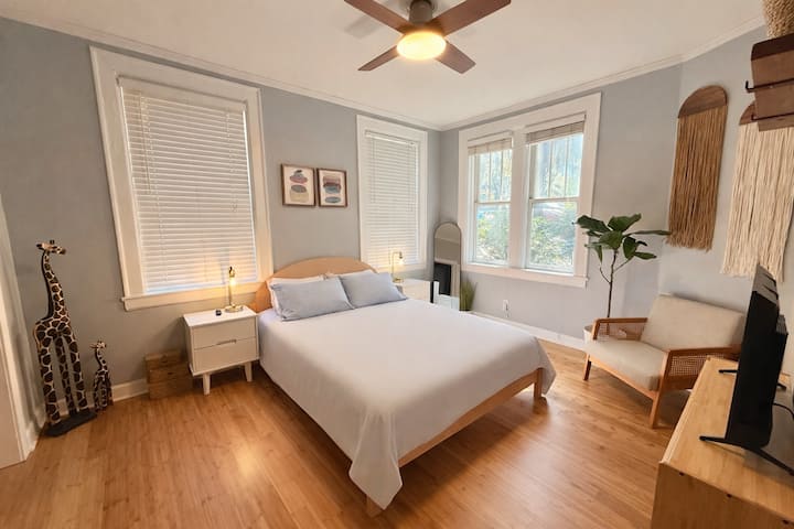 Stylish Starland Retreat • Walk To Cafés & Bars - Savannah, GA