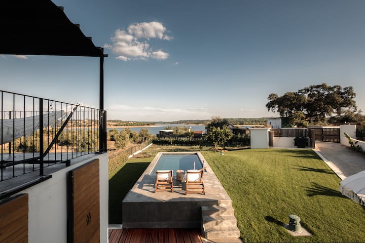 Lake House 
Private Pool & Stunning Lake Views - Montargil