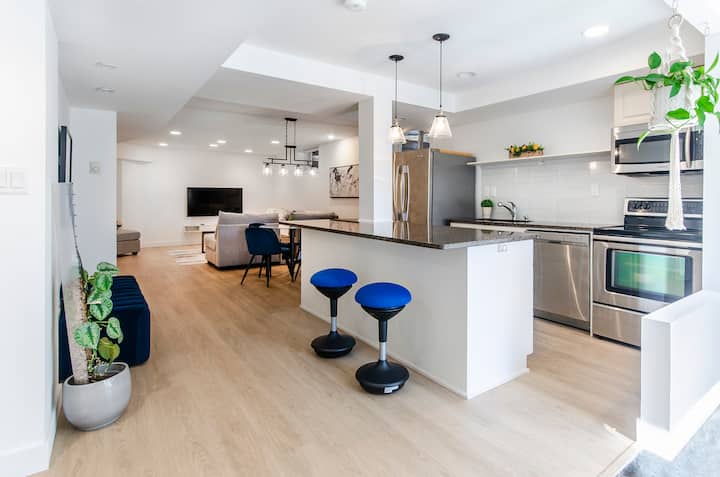 Cozy 2br Retreat Near Lonsdale W/ Private Yard - Vancouver