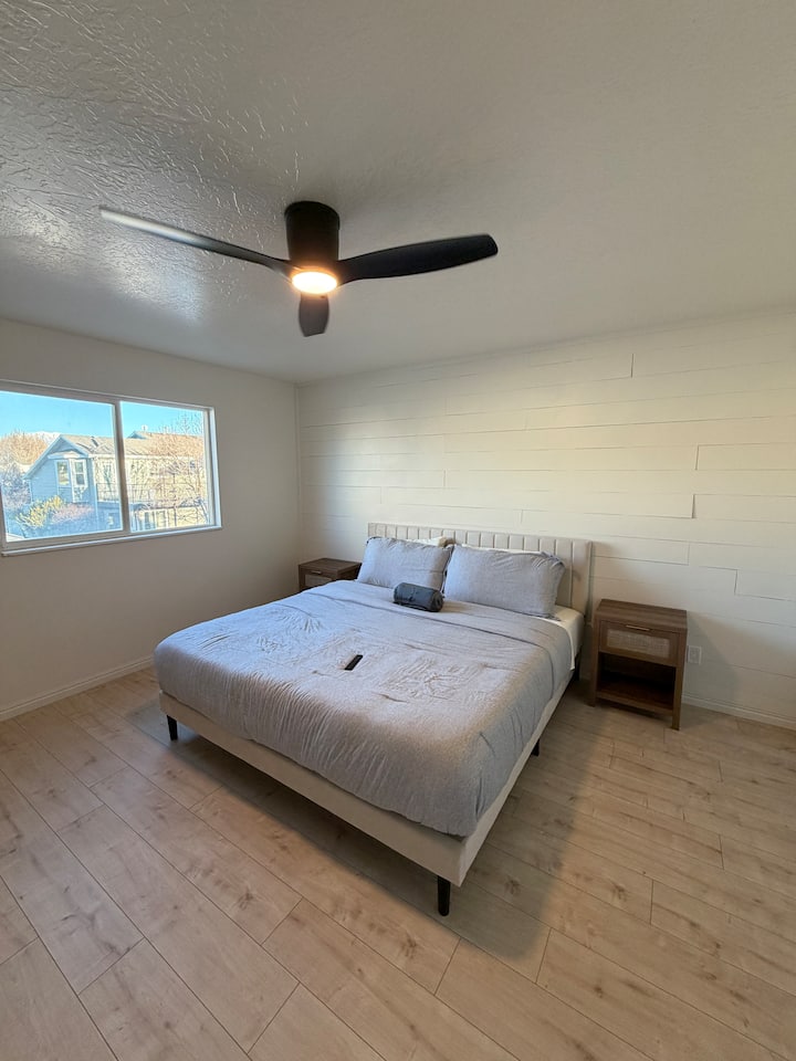 Serene Parkside Retreat! 4br + Shopping & Trails - Lehi, UT