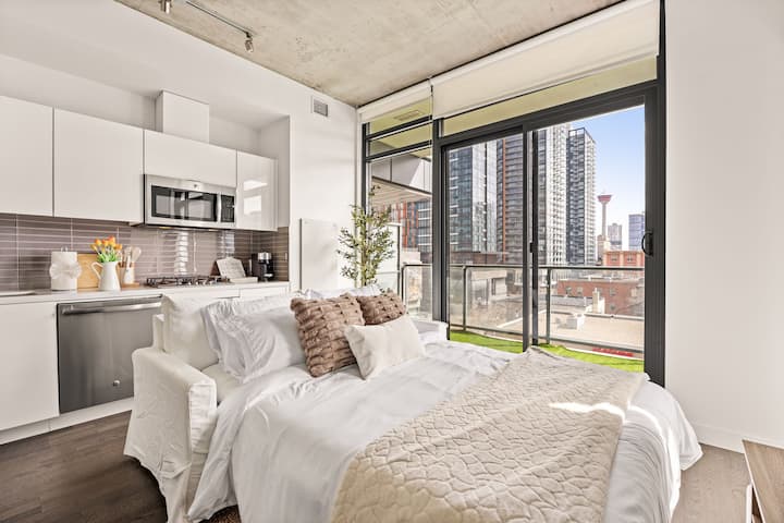 Travellers Dream Beltline Condo W/gym Pool&views - Calgary