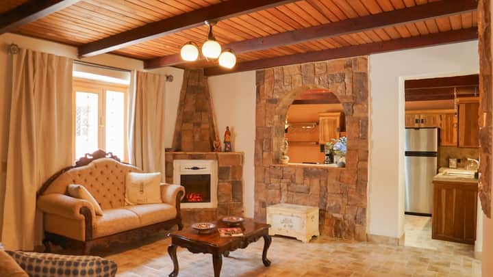 Casa Gruta: Paraíso Colonial Con Patio Central 3br - La Esperanza