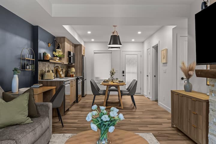 Centro Stay- New, Rooftop Hottub, Ac, Parking - Canada