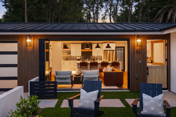 Modern 3br Coastal Escape + Outdoor Fireplace - Costa Mesa, CA