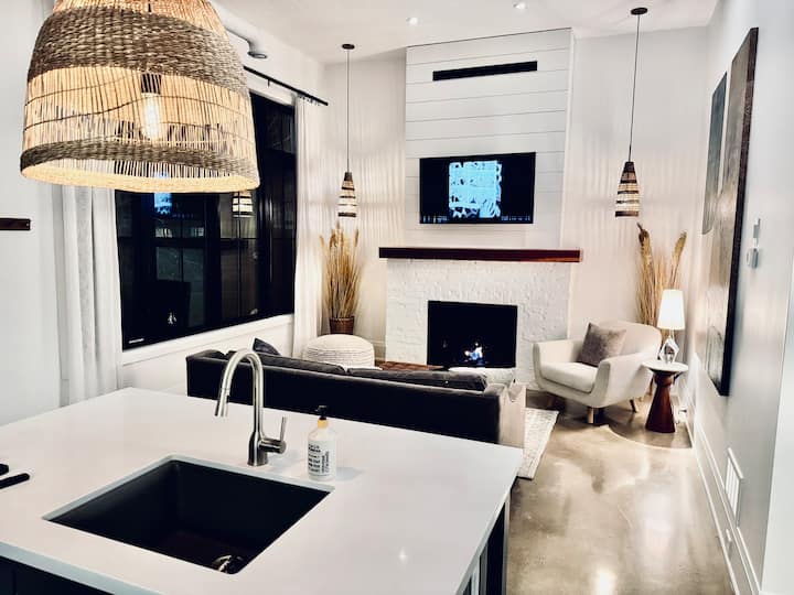 Downtown Newcastle Urban Ground Floor Loft Retreat - Newcastle