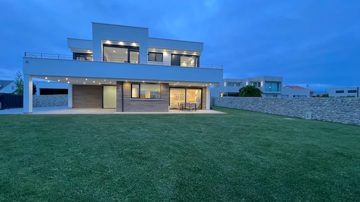 Villa De Diseño Con Jardín |Stylish Host Bezana - Santander