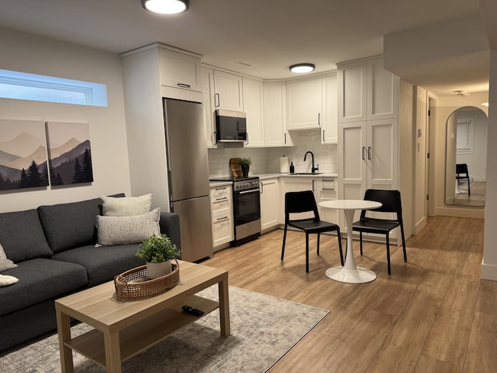 Lynn Valley Retreat - 1 Bedroom Private Suite - Grouse Mountain