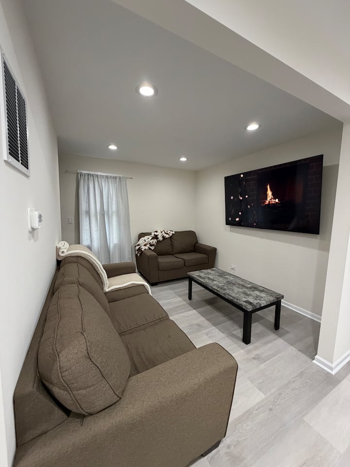 Cozy Remodeled Getaway - Elgin, IL