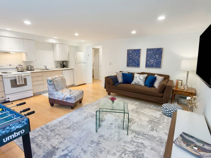 Spacious Suite Close To University And Beach - Oak Bay