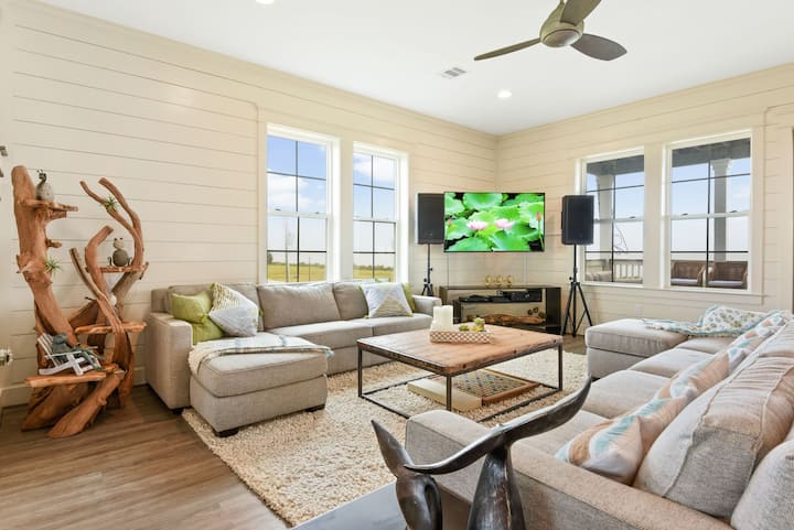 Beautiful Bay And Gulf Coast Views From This Home! - Galveston, TX