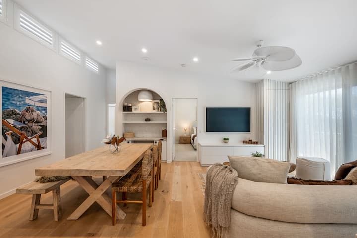 Luxury Top Floor Apartment With Ocean Views - Sunshine Coast