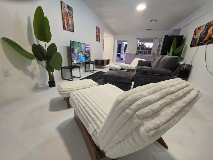 Modern 5 Bedroom, 4 Bath Relaxing Suite Near Beach - Montserrat