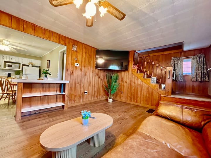 Spacious 3br House. Great Location. Fresh And Cozy - Altoona, PA