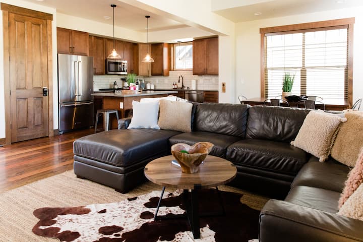 The Back Nine Retreat | Hot Tub, Wifi, Views +Fun! - Roslyn, WA