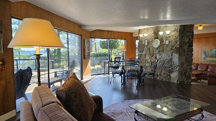 Gibsons Shangrila - Ground Floor With Outdoor Deck - Bowen Island