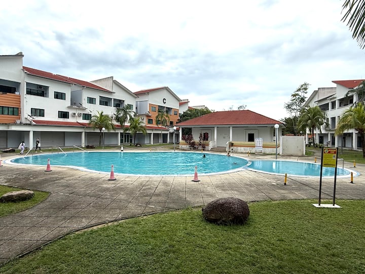 Budget Studio • Pool • Beach • 3 Double Beds - Pangkor Island