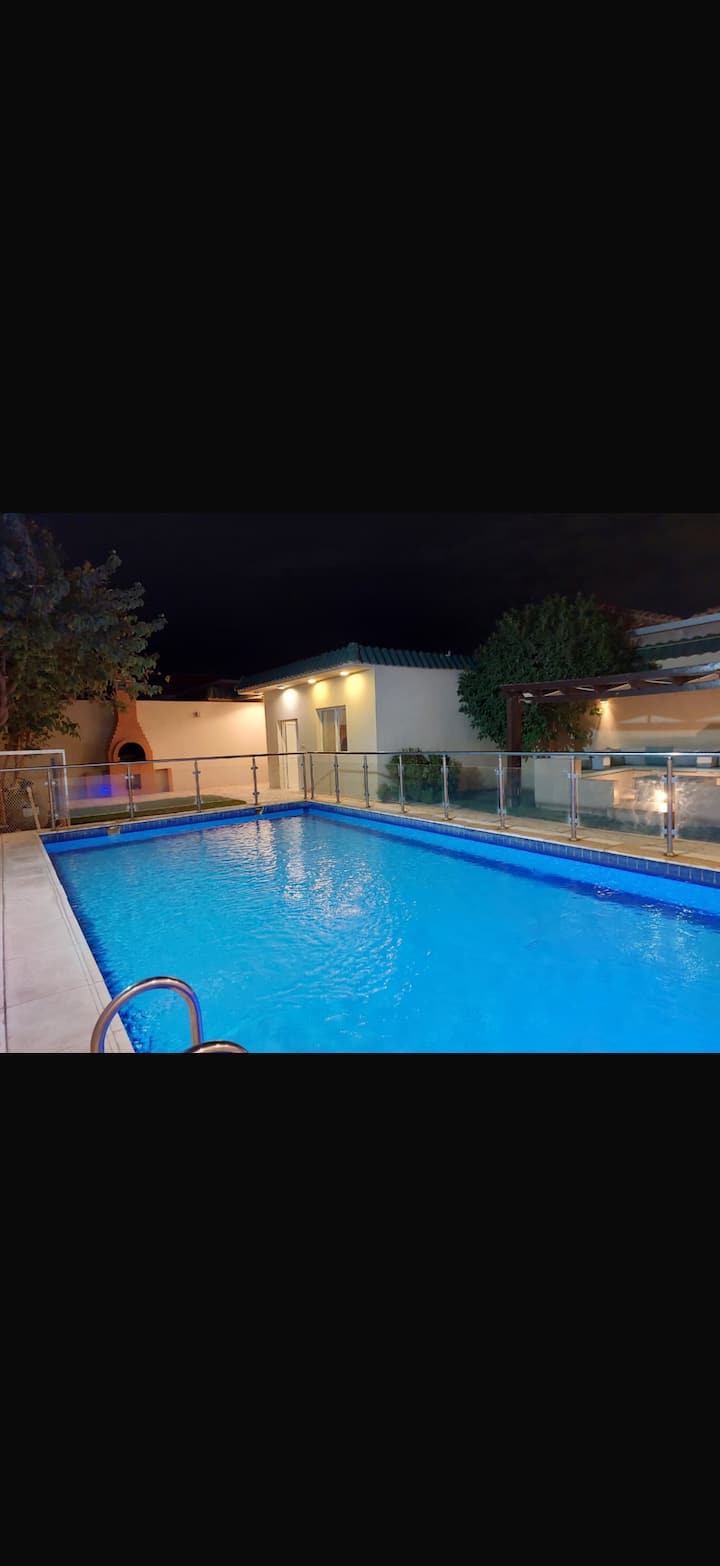 شاليه مع مسبح وجلسات خارجية مناسبة للعوائل - Riyadh