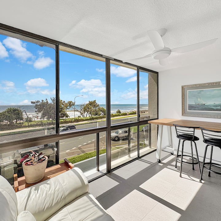 Apartment Across From Beach, Pool Sleeps 4 - Maroochydore