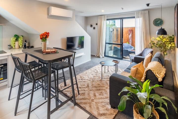 Stadium Base + Sunny Courtyard Living - Christchurch