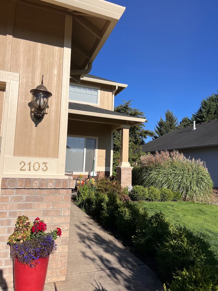 Entire Home- Extra Mile Stays - Vancouver, WA