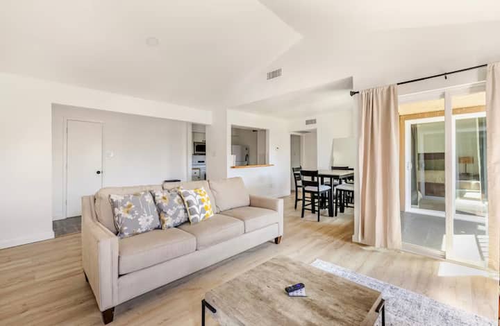 Modern Sunny & Brand New Condo - Northwood Hills - Dallas