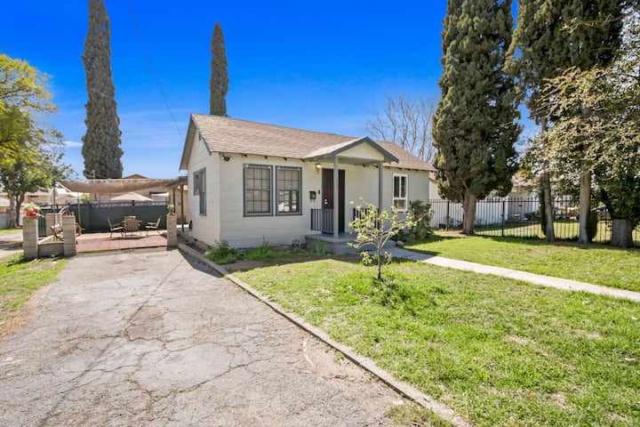 Charming 2 Br 1 Bath House Free Rv Parking - Rancho Cucamonga, CA