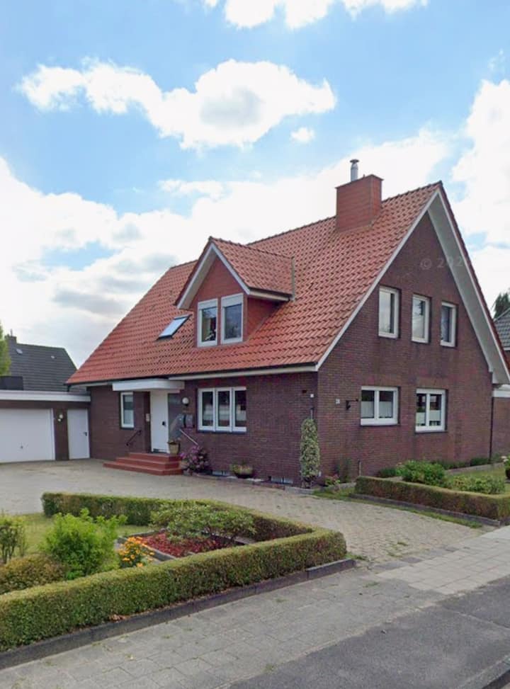 Geräumige Oberwohnung Mit Balkon. - Papenburg