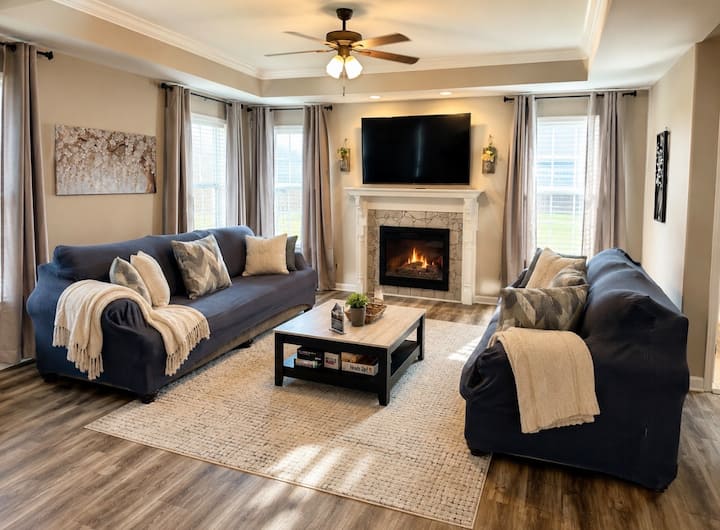 Spacious Family Home Sleeps 8  Near Ft Campbell - Clarksville, TN