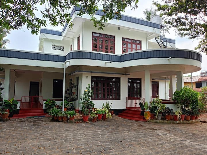 Adikat Bunglow- A Peaceful Heritage Stay - Karunagappalli