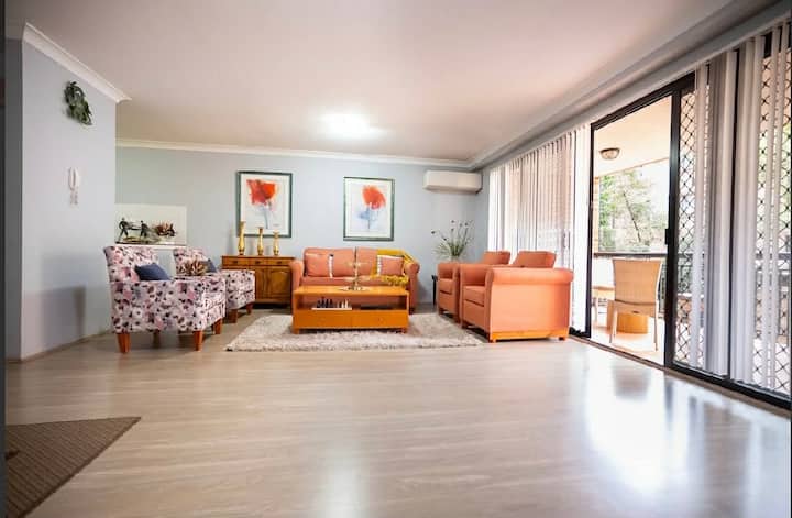 Stylish Homebush Stay | Balcony, Parking, Sleeps 6 - Parramatta