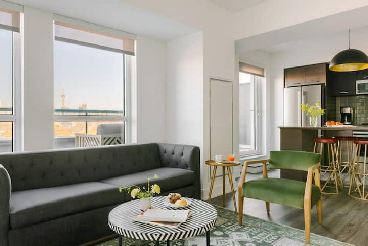 2 Bedroom Apt, 2 Queens, Sofa Bed, Balcony - Toronto