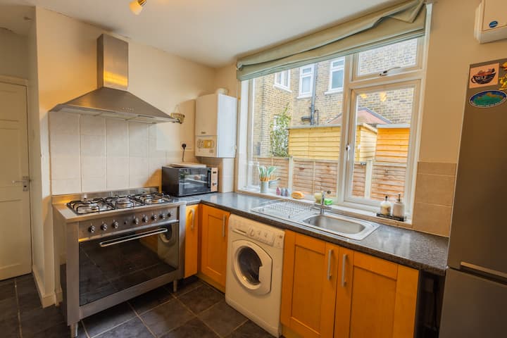 Free Parking | Fast Wifi | Contractor Friendly - Romford