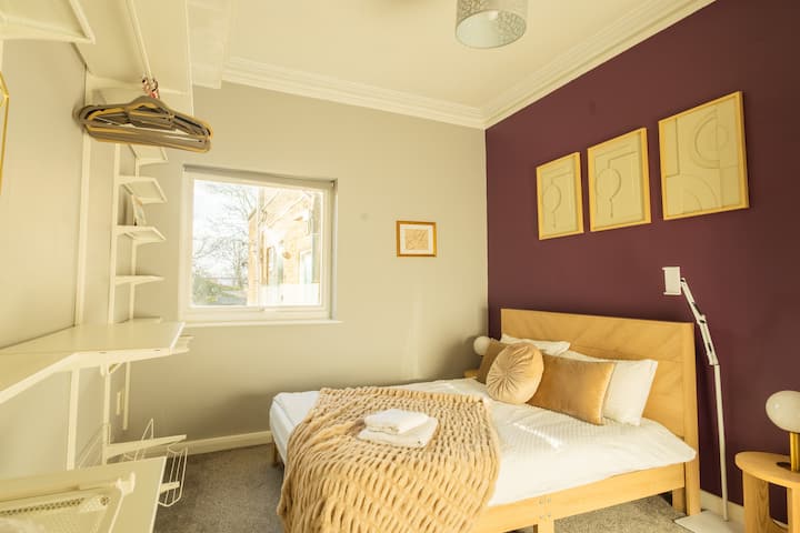 Free Parking | Fast Wifi | Contractor Friendly - Romford