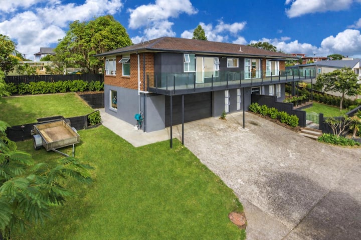 Coastal Retreat 4b3.5b W/sea Views | Castor Bay Ns - Auckland