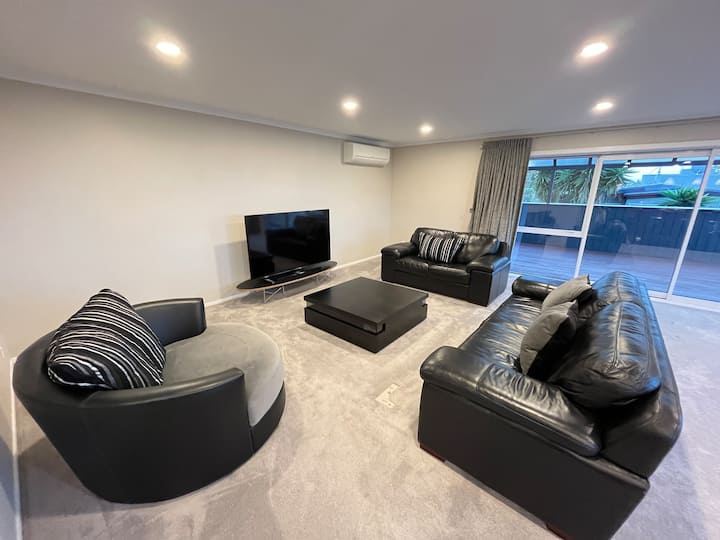 Coastal Retreat 4b3.5b W/sea Views | Castor Bay Ns - Auckland