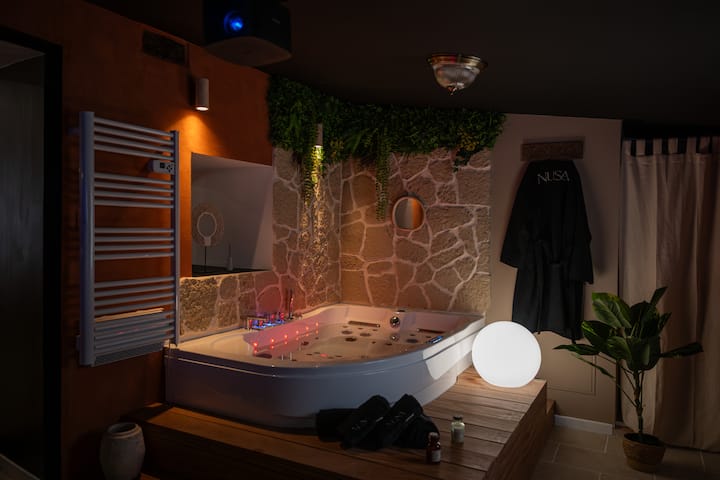 Nusa, Love Room Luxe Avec Jacuzzi & Cinéma Privé - Brocéliande